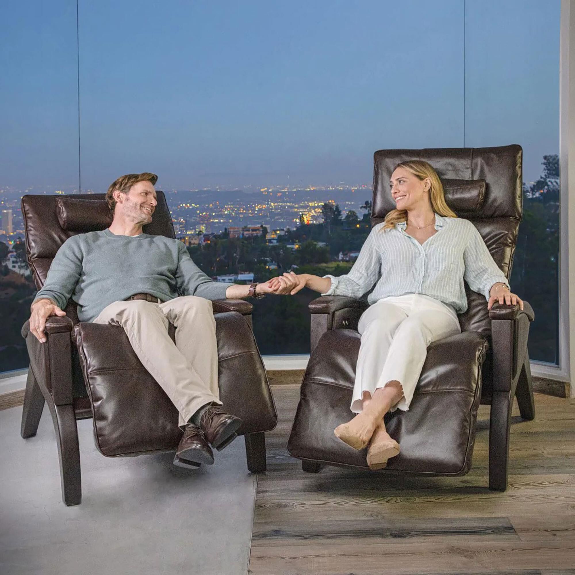 Svago Zero Gravity Massage Chair in Mahogany NFM